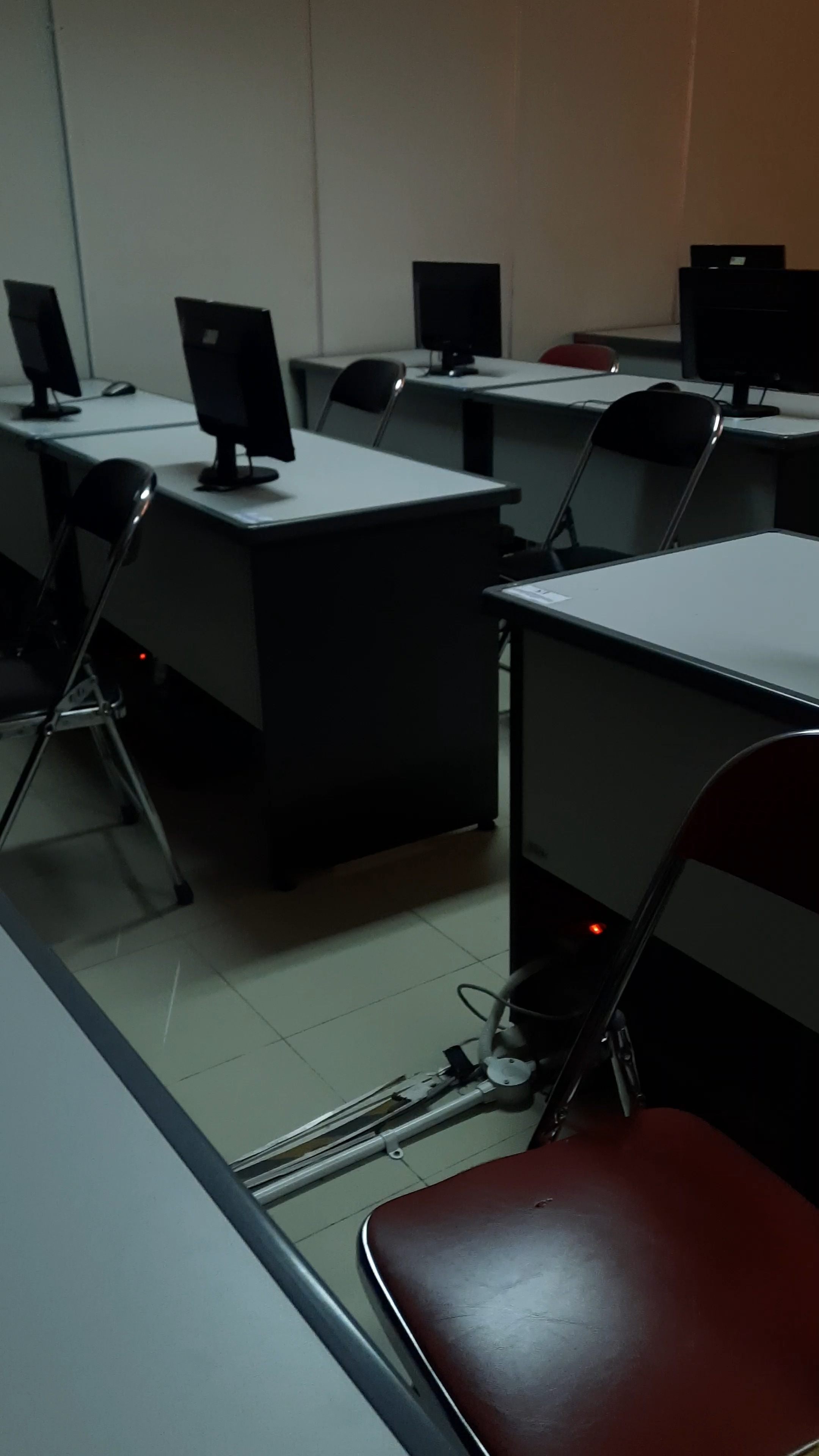 Testing Ruang Lab Redup Object Detection Dataset by YOLOv8 Study