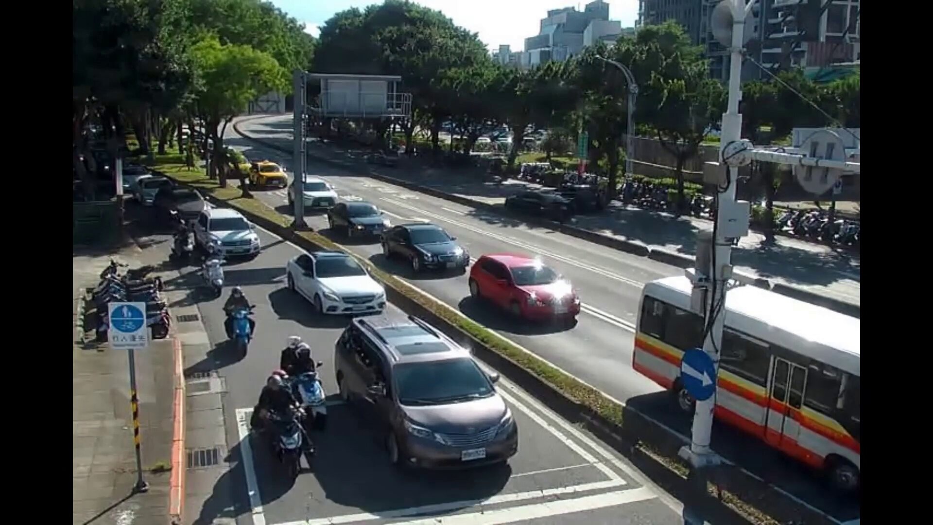 Roadmotorcyclehelmetdetection Roboflow Universe