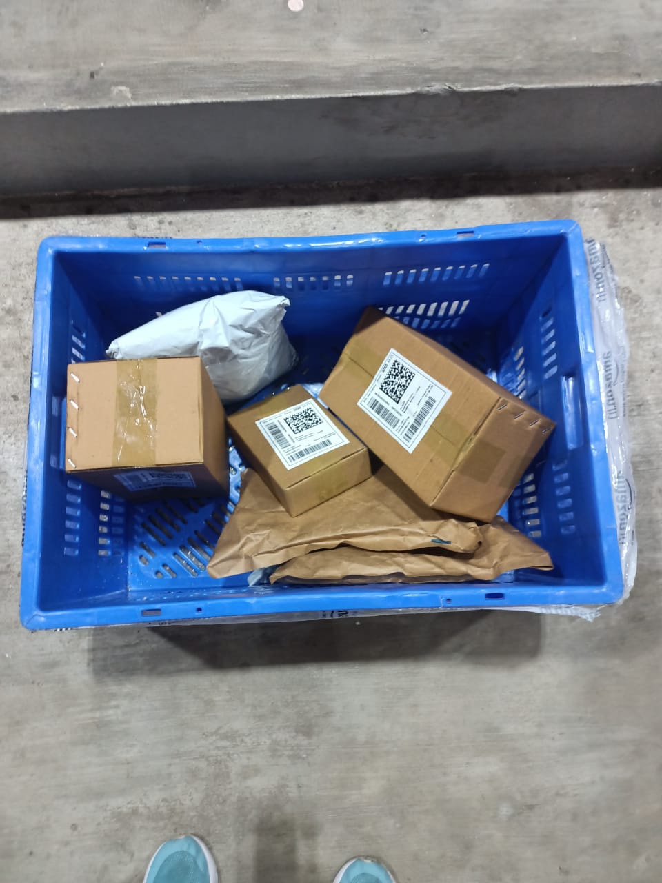 class:cardboard-boxes | Roboflow Universe Search