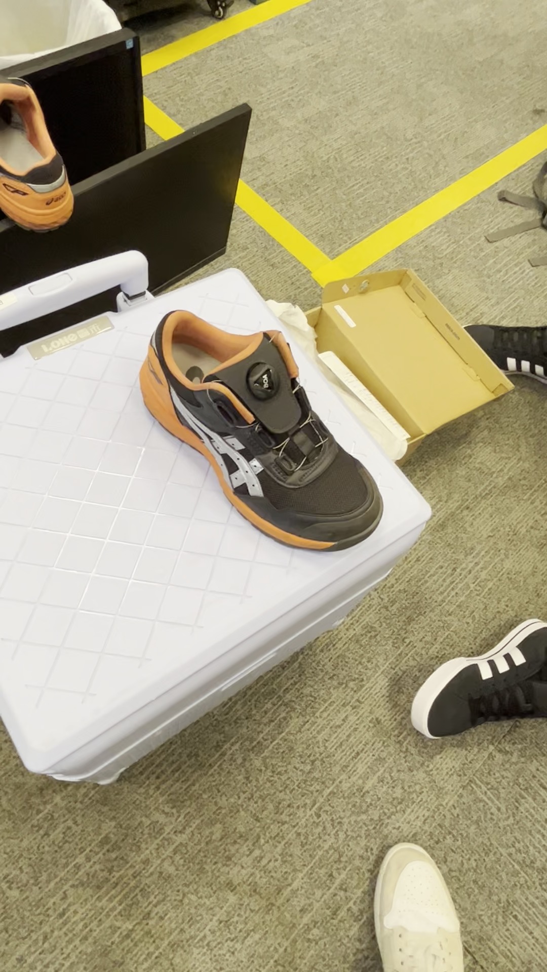 Right Safety Shoes Object Detection Dataset by ming kin NG